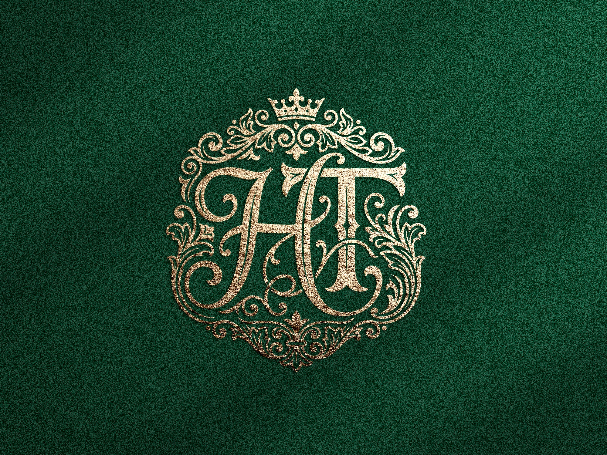 Monogramme doré HT avec couronne et ornements floraux sur fond vert ...